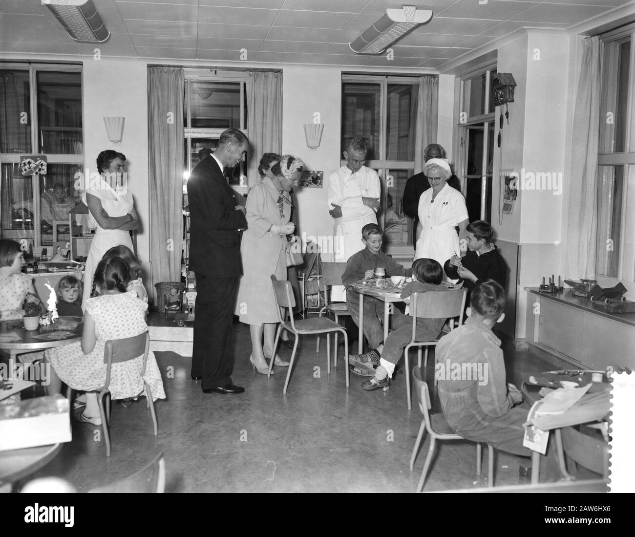 Queen Juliana visits the Sophia Children's Hospital in Rotterdam. V.l.n ...