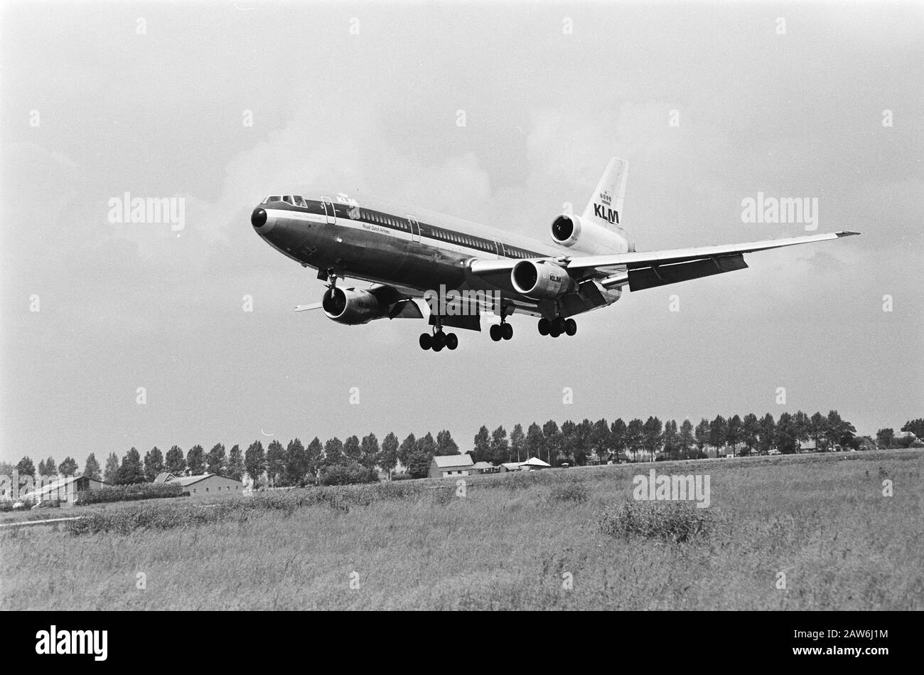 Dc 10 aircraft landing hi-res stock photography and images - Alamy