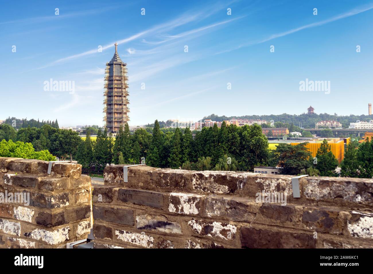 The glazed pagoda of Dabao'en Temple is the seven wonders of the ...
