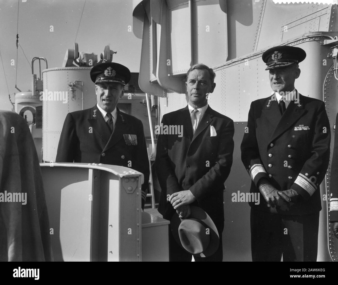 Minister Ir. SH Visser (Defense) visit Daman abandon ship Date: October ...