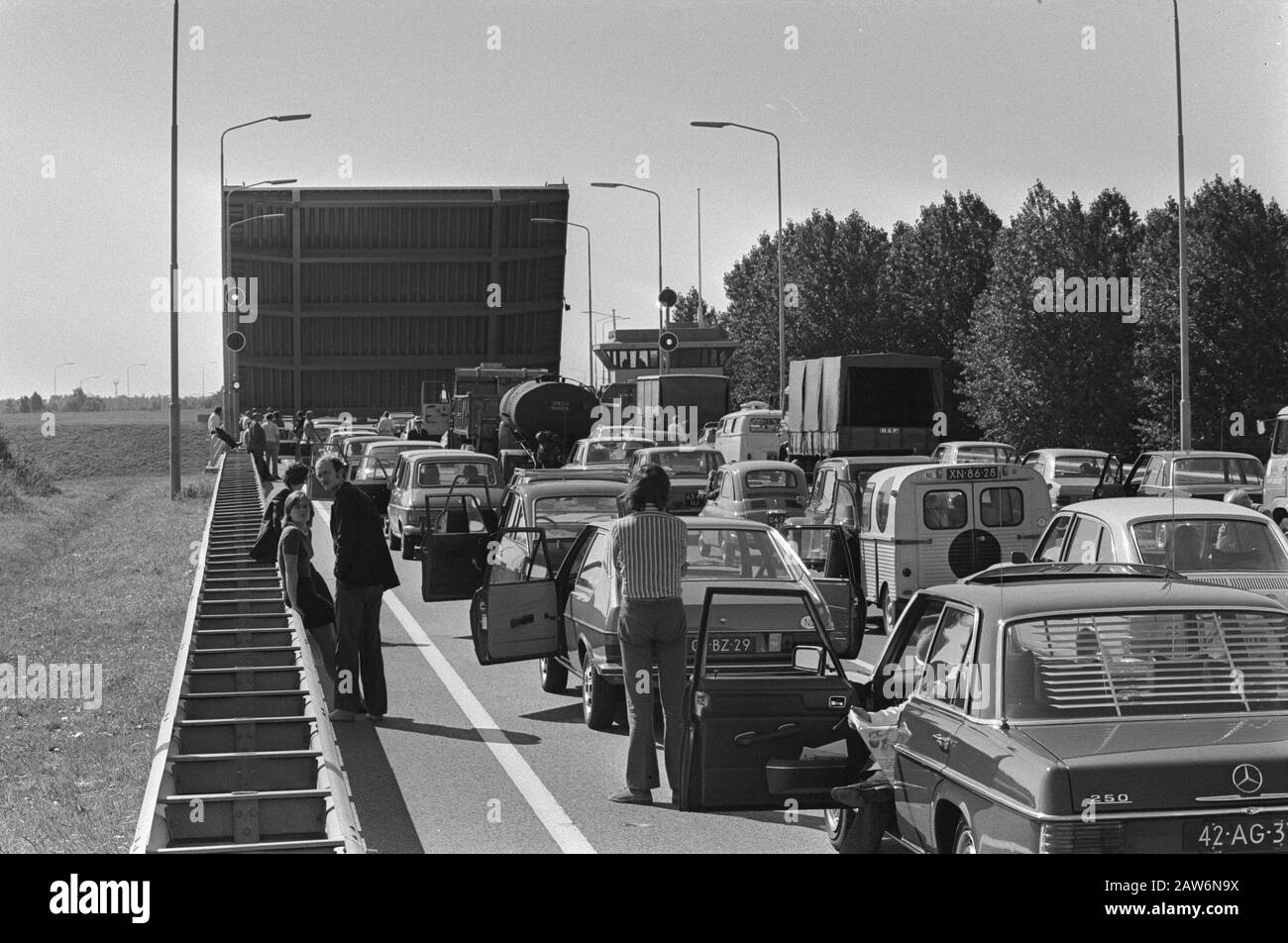 Long line of cars with open bridge Date: August 20, 1974 Keywords: cars ...