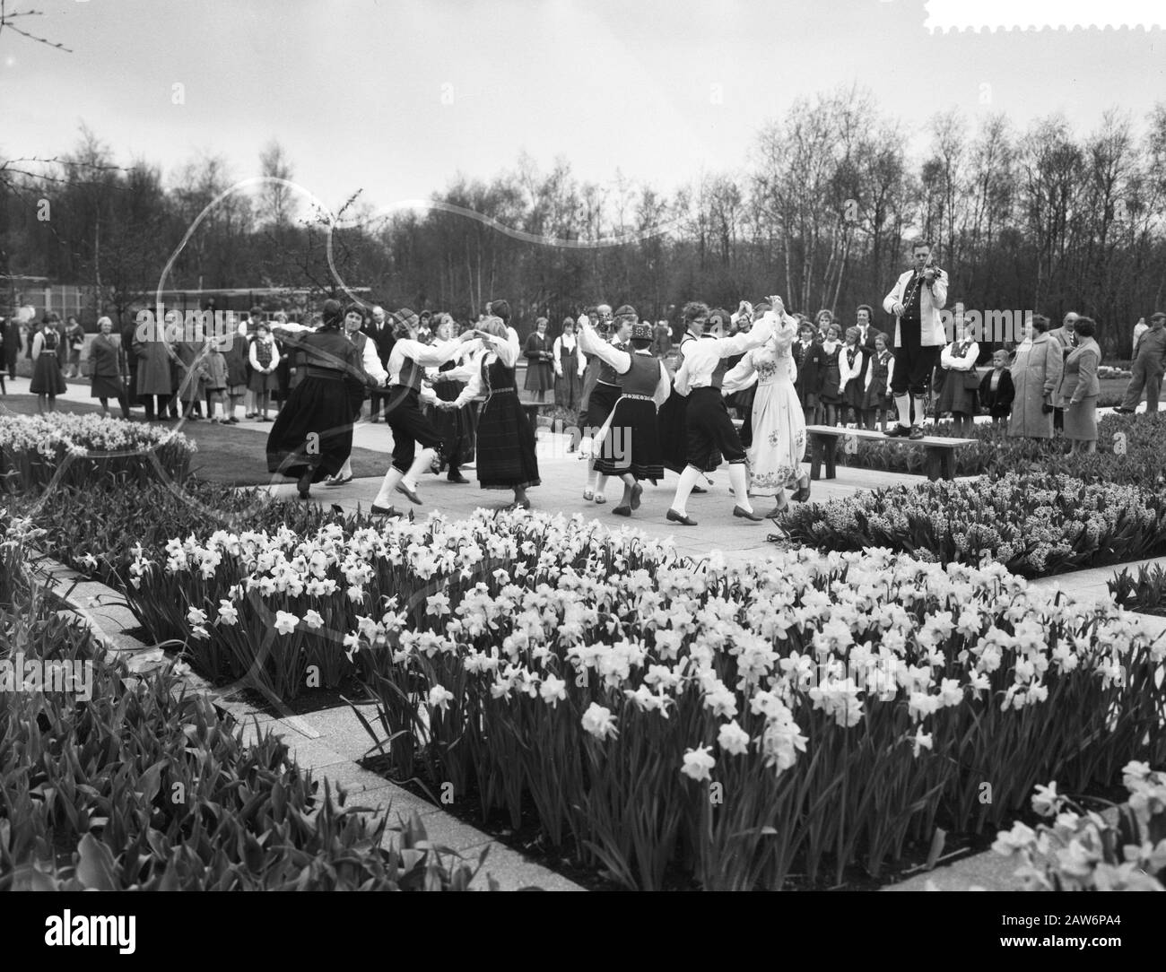 Norwegian folk dancing hi-res stock photography and images - Alamy