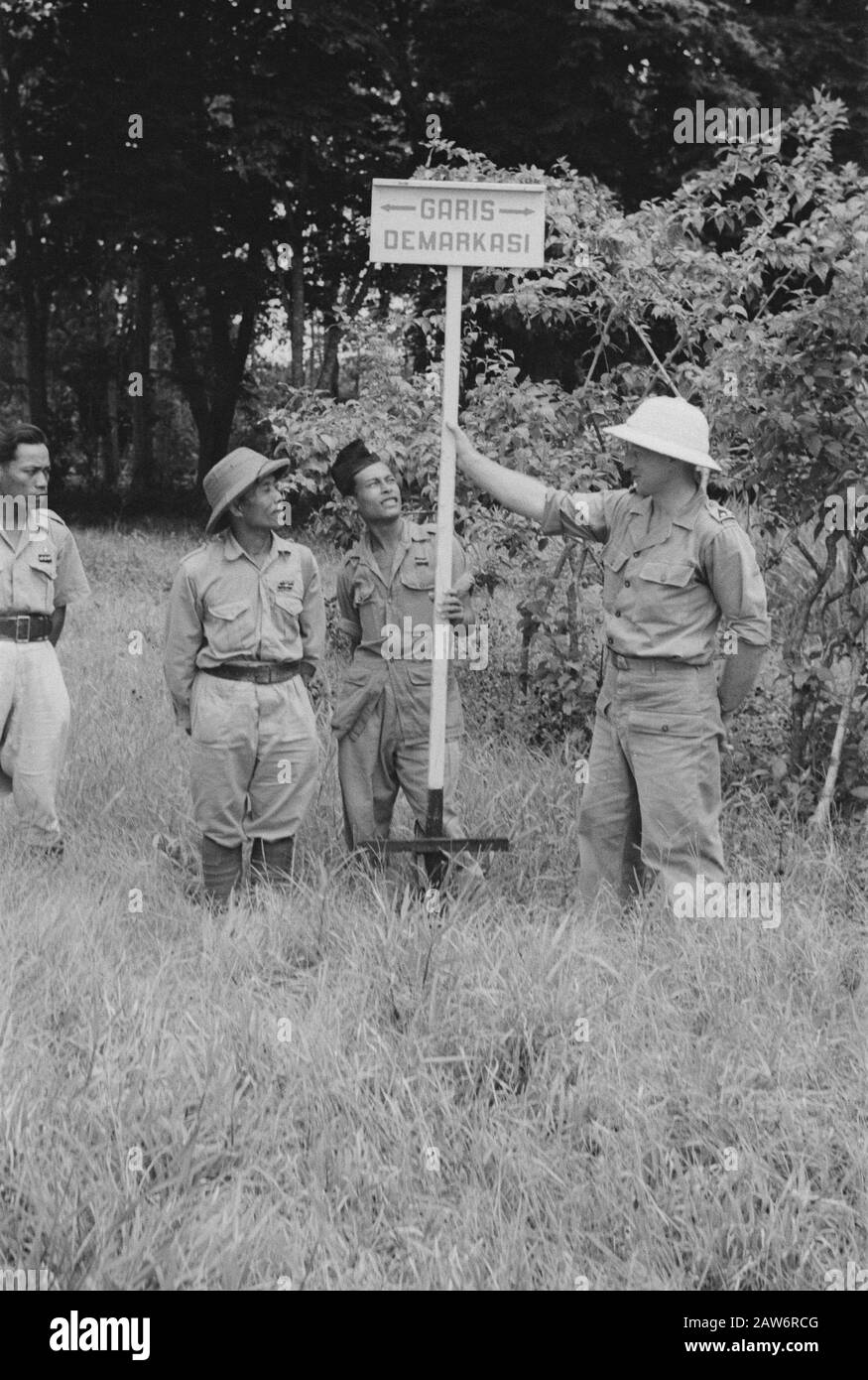 Demarcation Line Bandung Along the line of demarcation. A Dutch and a ...