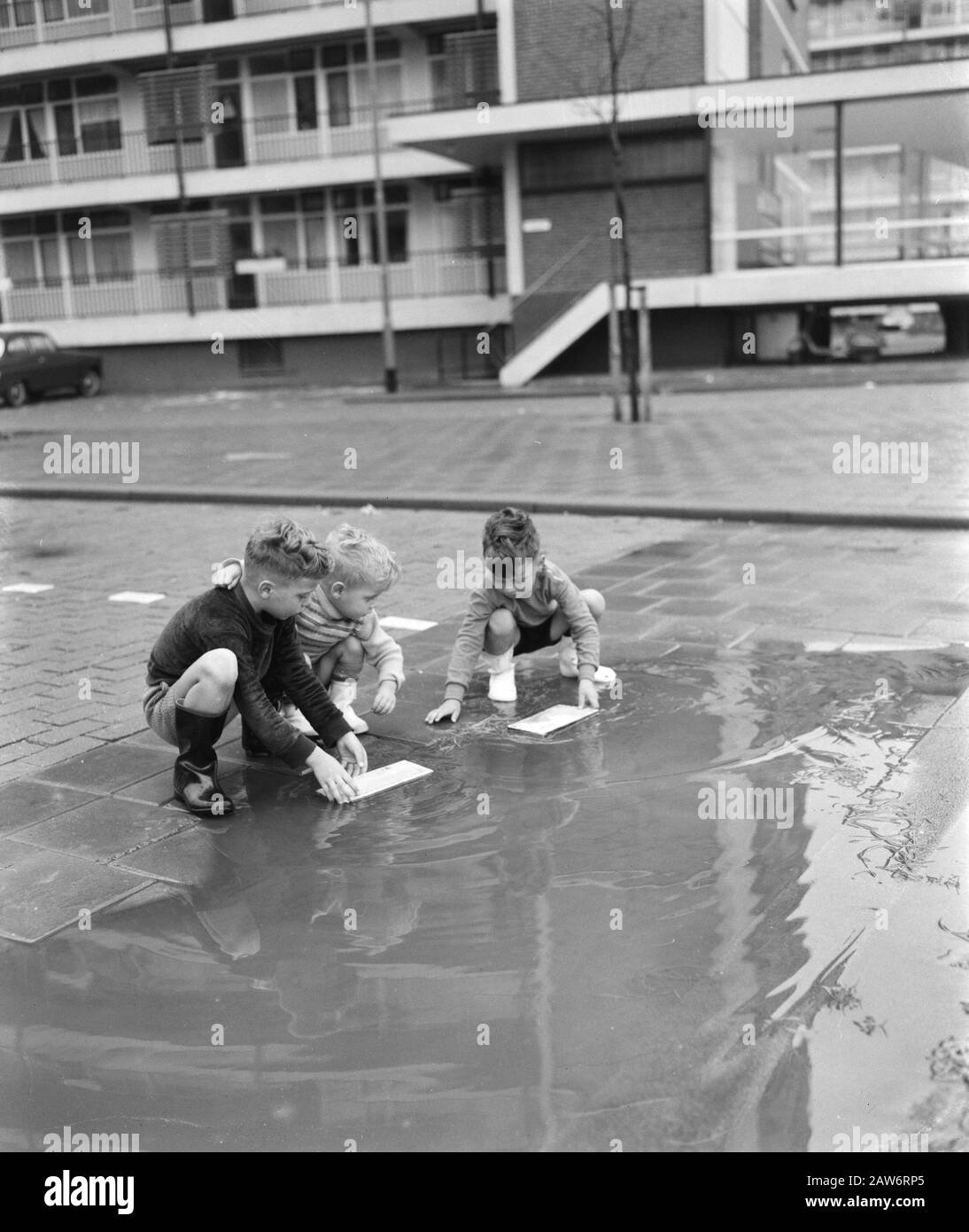 Flooding rain in Rotterdam, children play date: August 13, 1960 ...