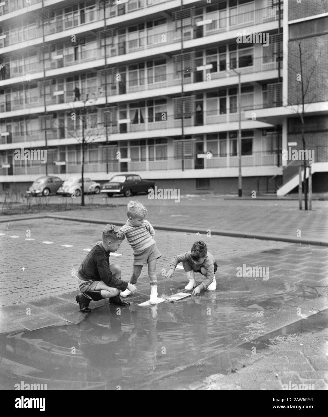 Flooding rain in Rotterdam, children play date: August 13, 1960 ...
