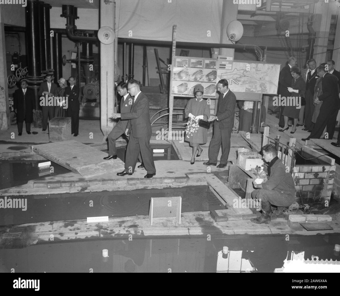 Laboratory review Black and White Stock Photos & Images - Alamy