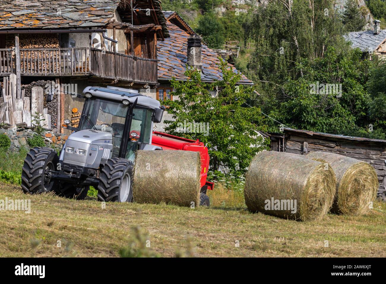 Harvesting hay july hi-res stock photography and images - Alamy