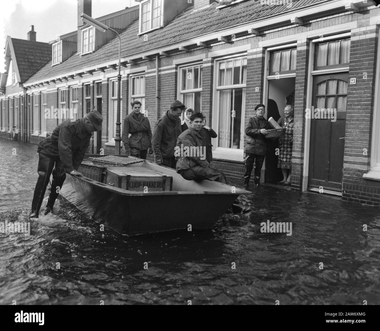Flooding in Meppel, baker brings pontoon bread round Date: December 5 ...