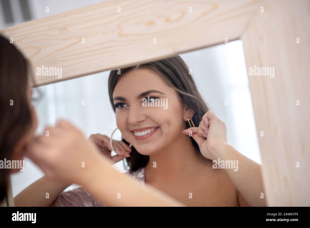 Full figured woman hi-res stock photography and images - Alamy