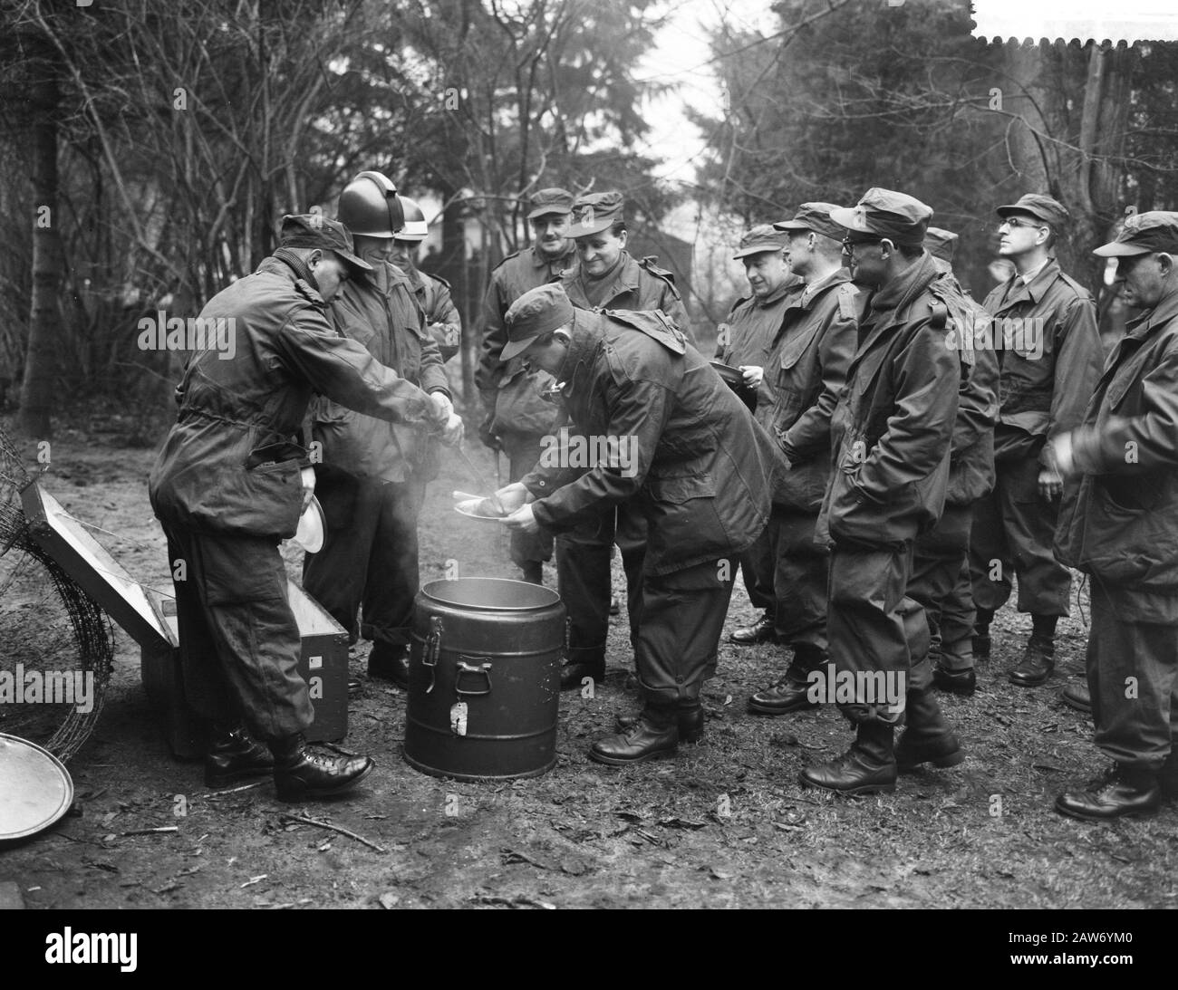 Military oefeing Walk, food distribution in the prisoner of war camp ...