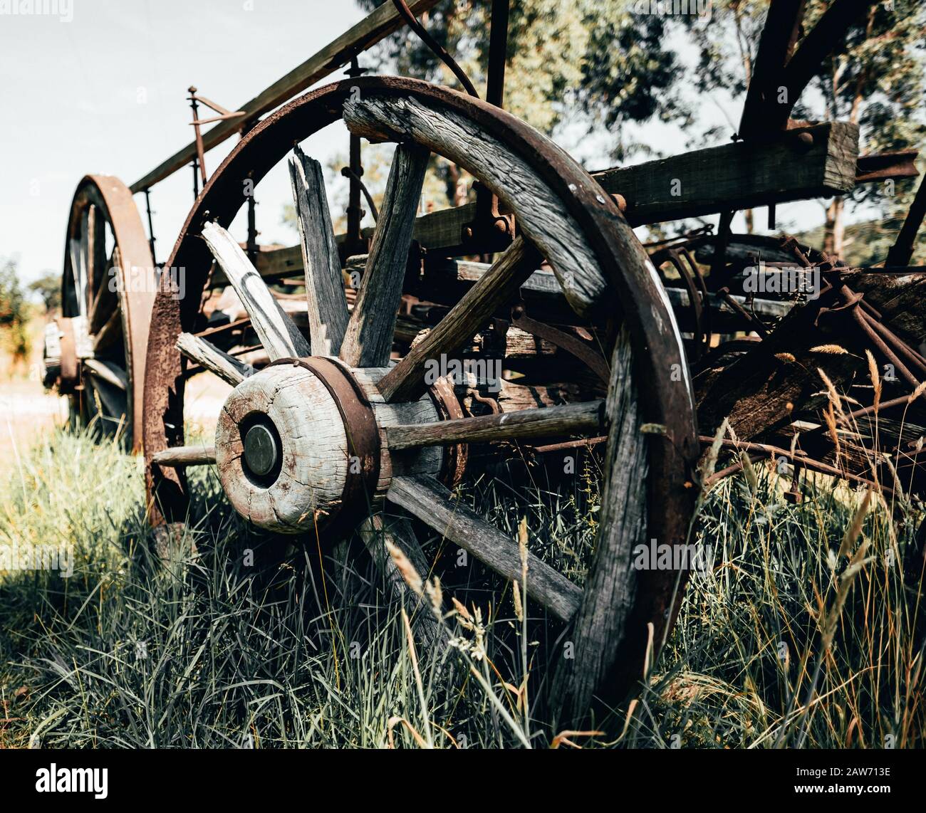 Old wagon wheel Stock Photo - Alamy