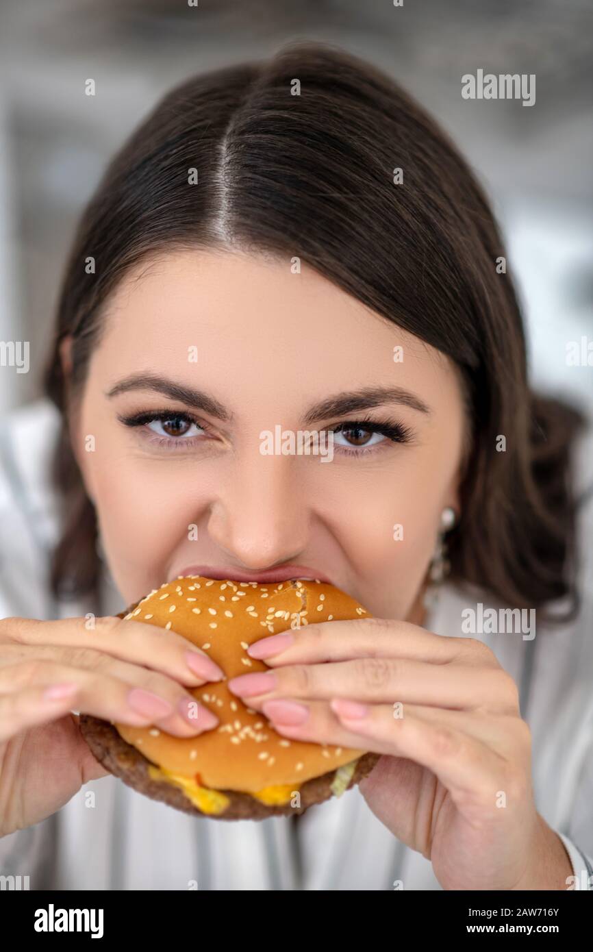 Eating burger woman overweight hi-res stock photography and images - Alamy