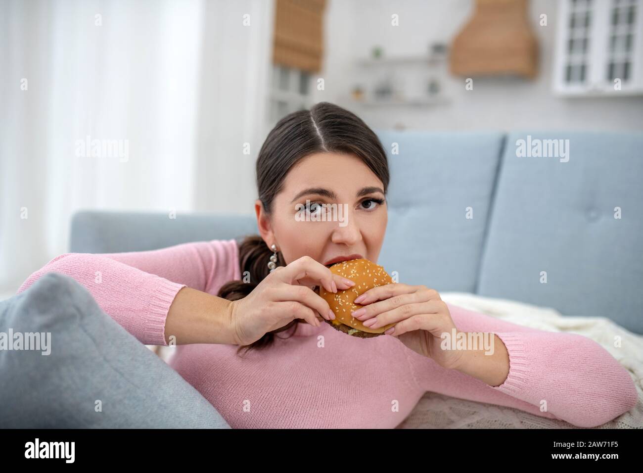 Full figured woman hi-res stock photography and images - Alamy