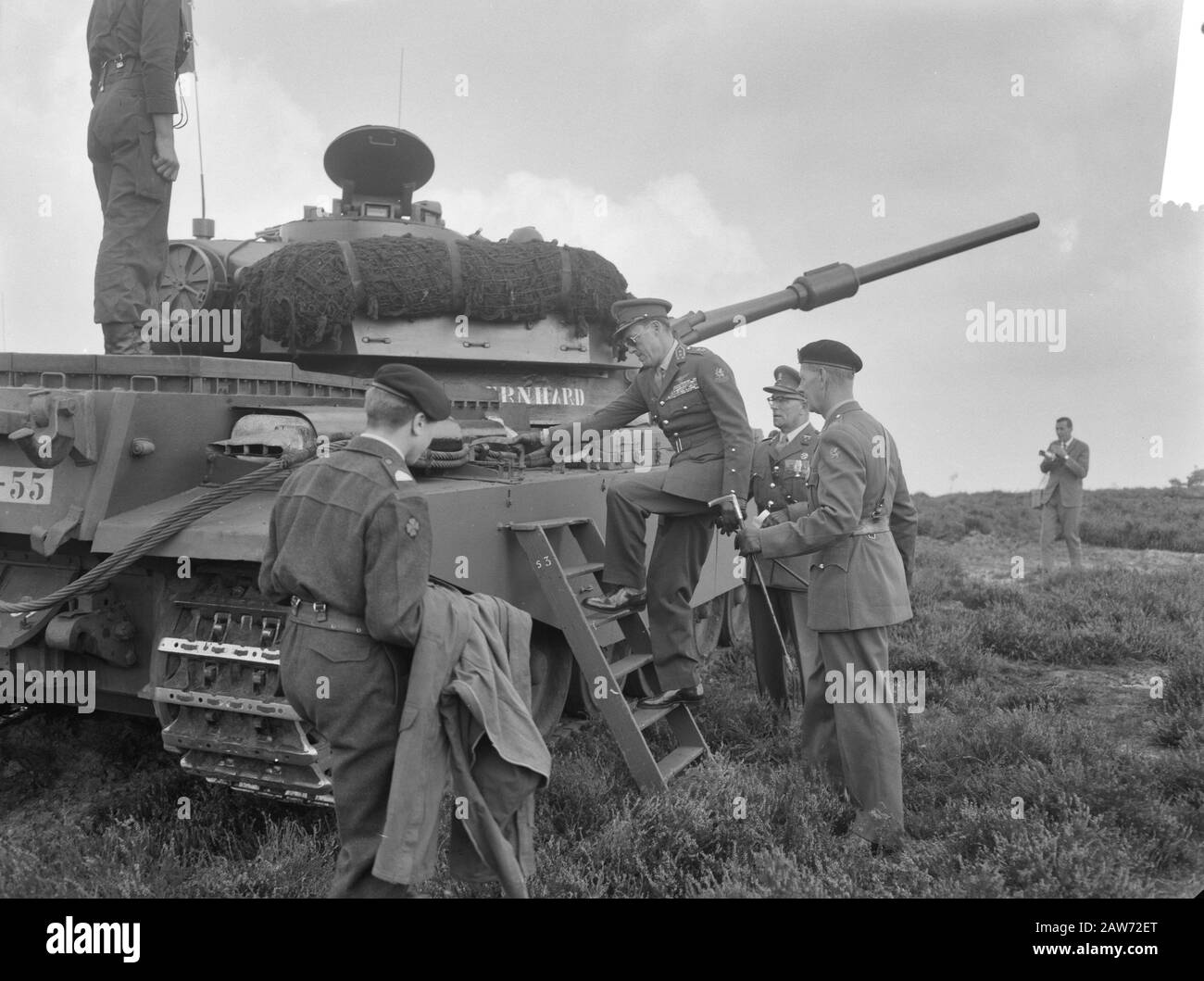 Queen Juliana and Prince Bernhard visited 4th Division of the Army ...