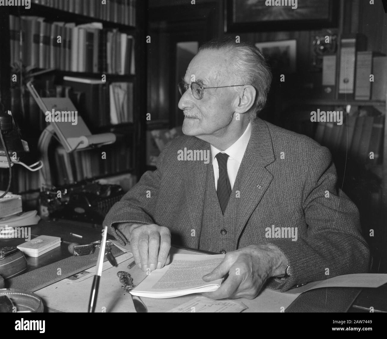 Old Attorney pr. Mr. JC van Oven 70 years in his home in Leiden Date ...