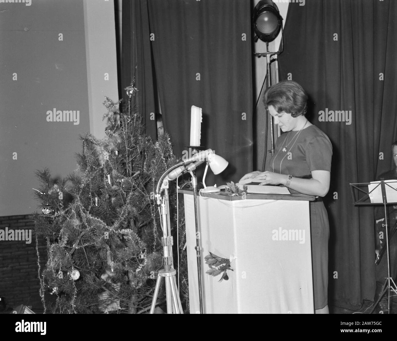 Princess Irene in Westerburg barracks of the Fusiliers. Prinese Irene ...