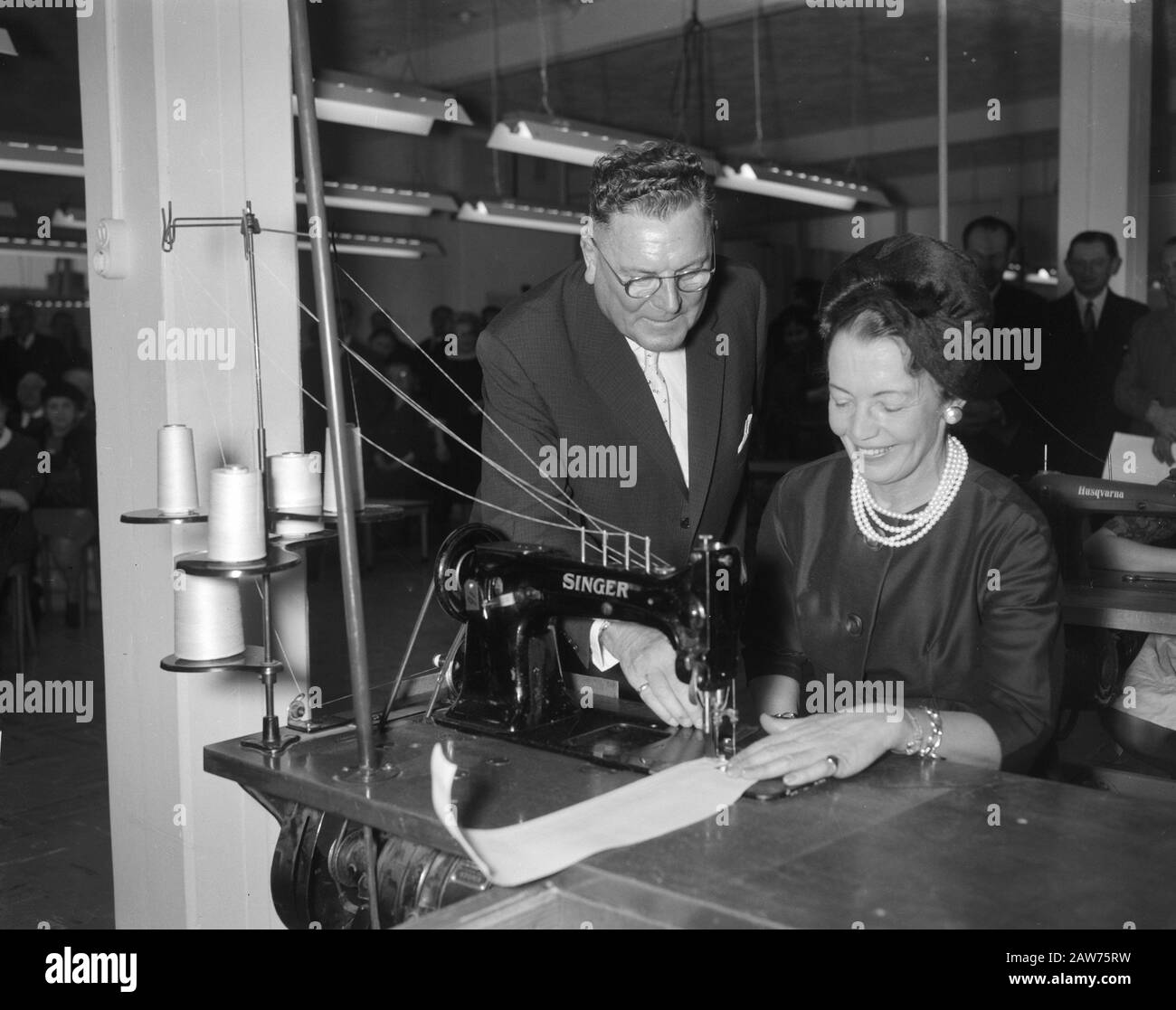 Ms. Hall opens corsettenfabriek Basko. Ms. Hall behind sewing machine ...