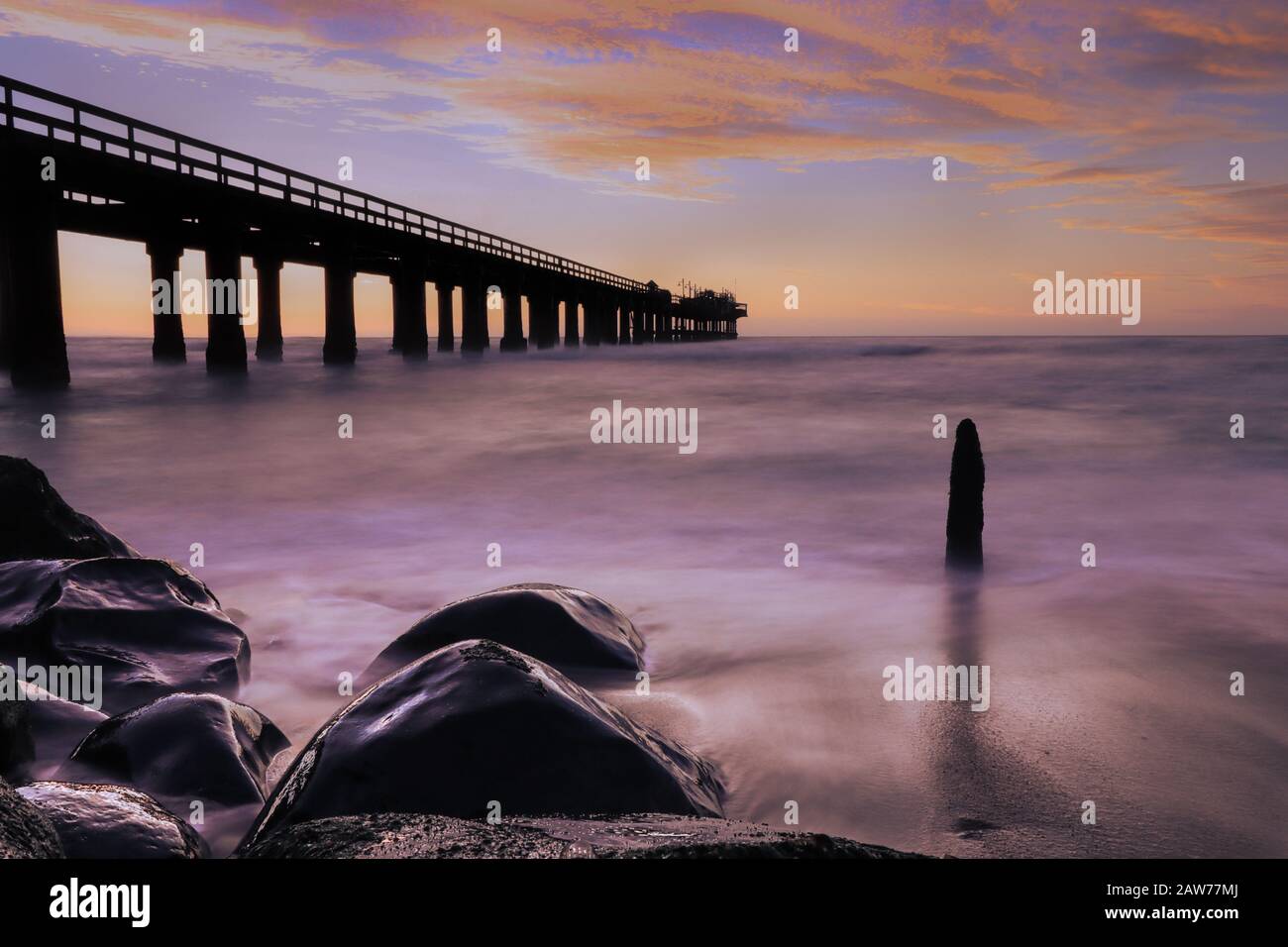 Long leading lines jetty hi-res stock photography and images - Alamy