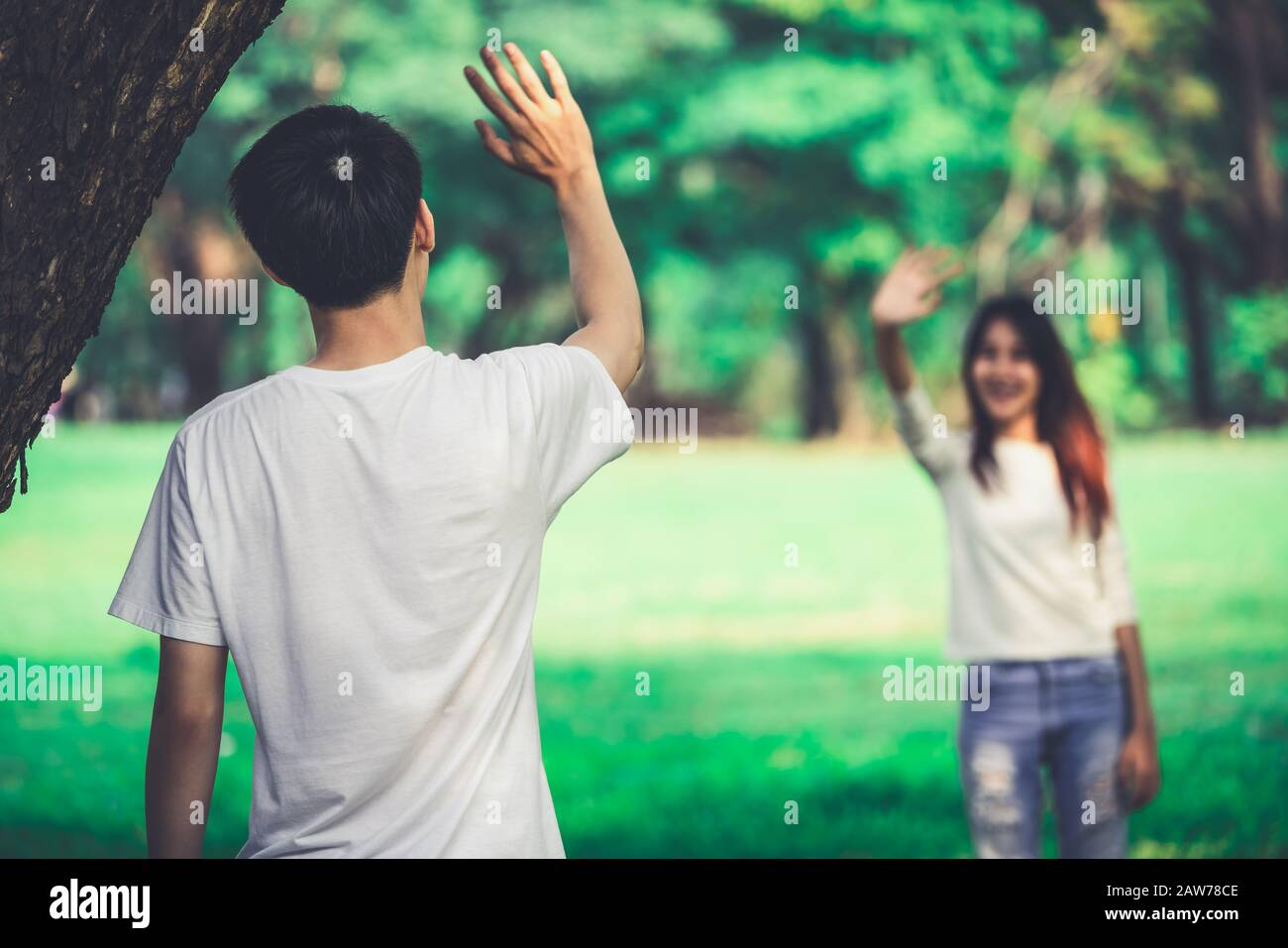 Friends waving goodbye hi-res stock photography and images - Alamy