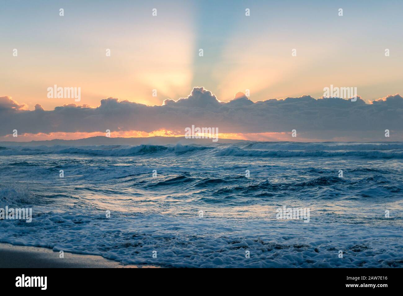 God rays sunset beach hi-res stock photography and images - Alamy