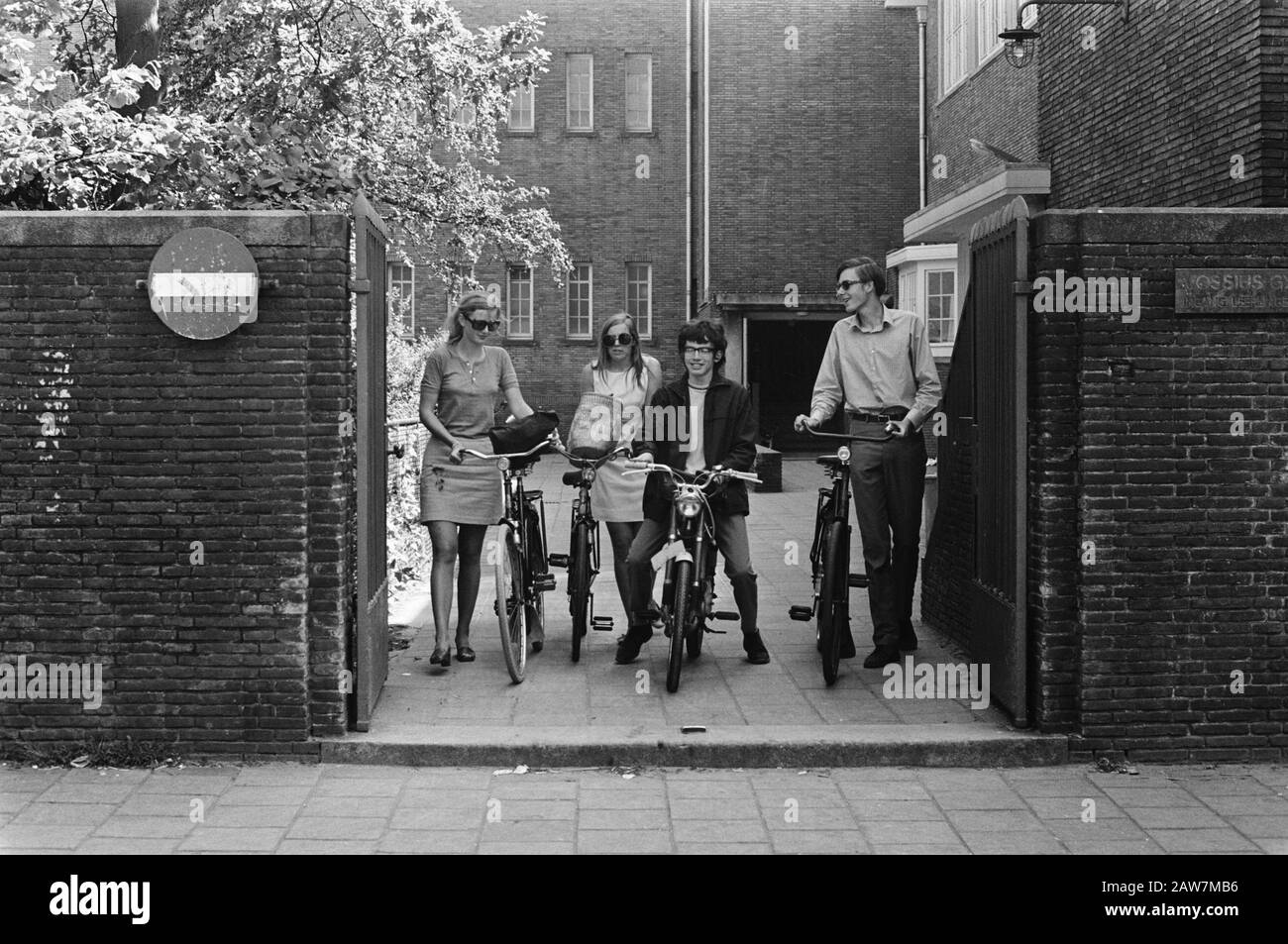 Students in output Vossiusgymnasium Date: June 9, 1969 Keywords: PUPILS ...