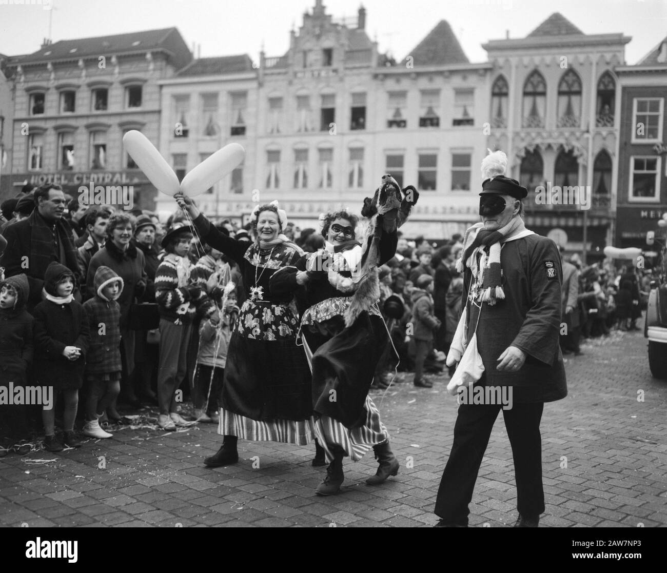 Oeteldonk celebrates carnival during parade Date: February 10, 1964 ...
