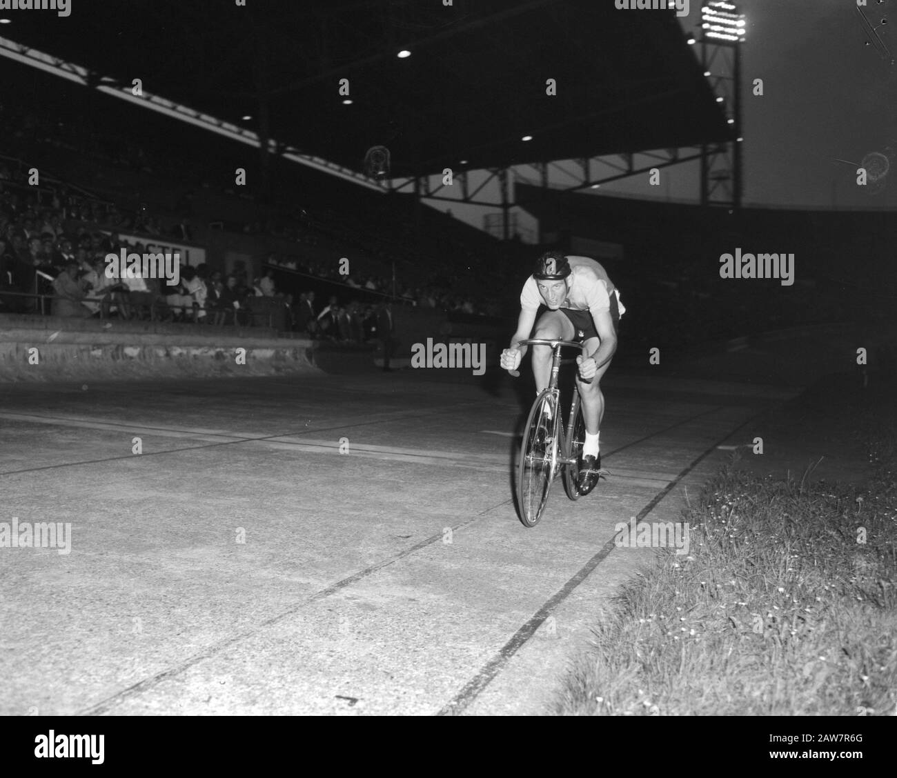 Olympic stadium pursuit hi-res stock photography and images - Alamy