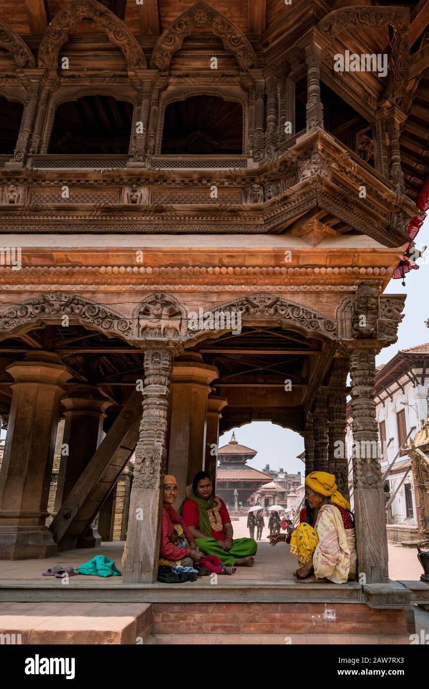 Women sitting on the floor of Chyasing Mandap (Pavillion of Eight ...