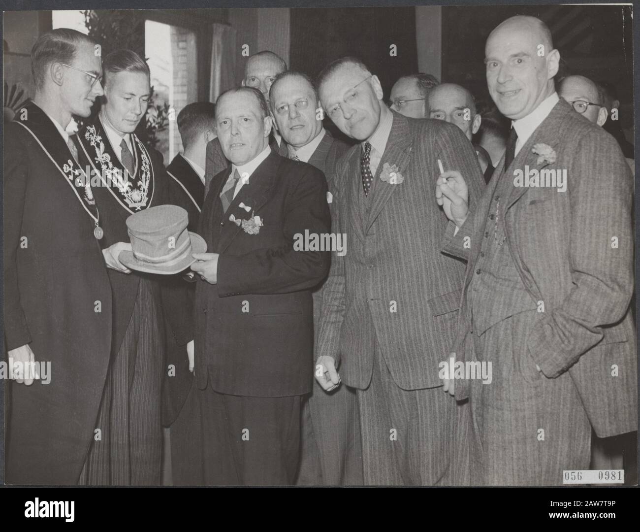 Group of alumni hi-res stock photography and images - Alamy