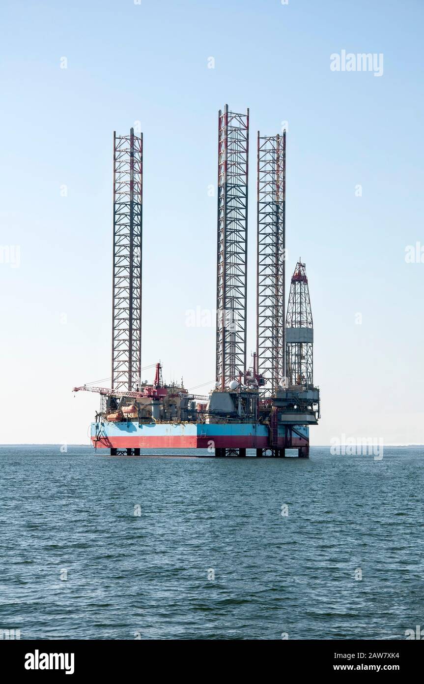 Offshore platform close up hi-res stock photography and images - Alamy