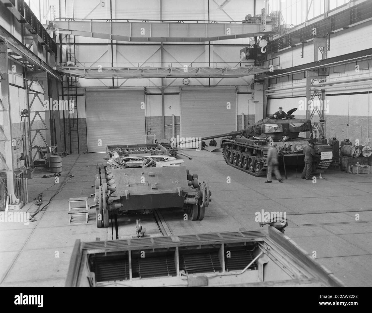 Army vehicle workshop hi-res stock photography and images - Alamy