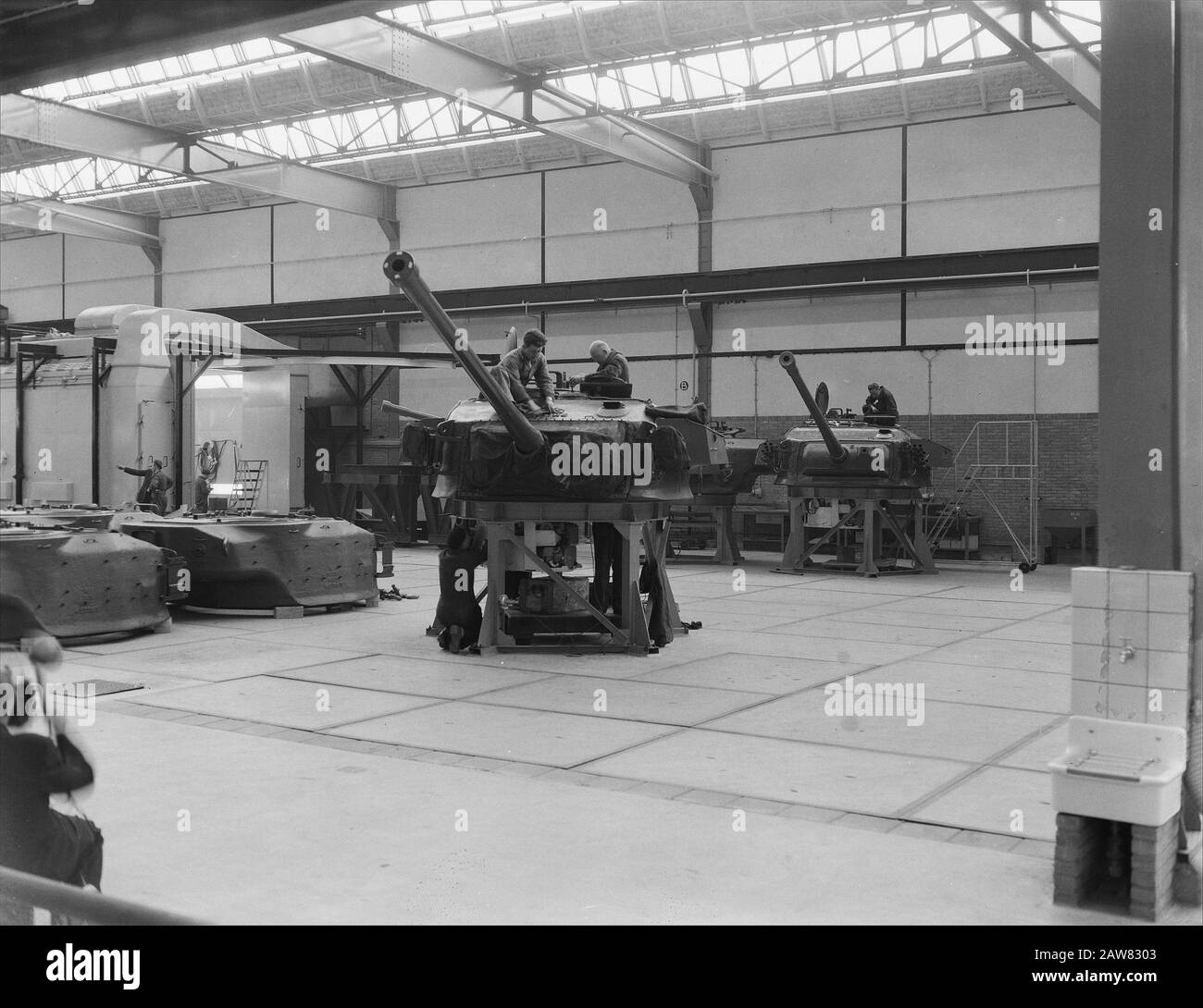New tank workshop hi-res stock photography and images - Alamy