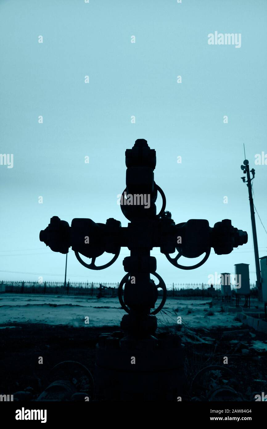 In the evening of oilfield pipeline silhouette Stock Photo - Alamy