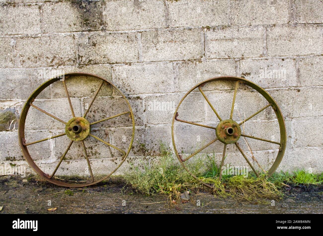 Old cart wheels hi-res stock photography and images - Alamy