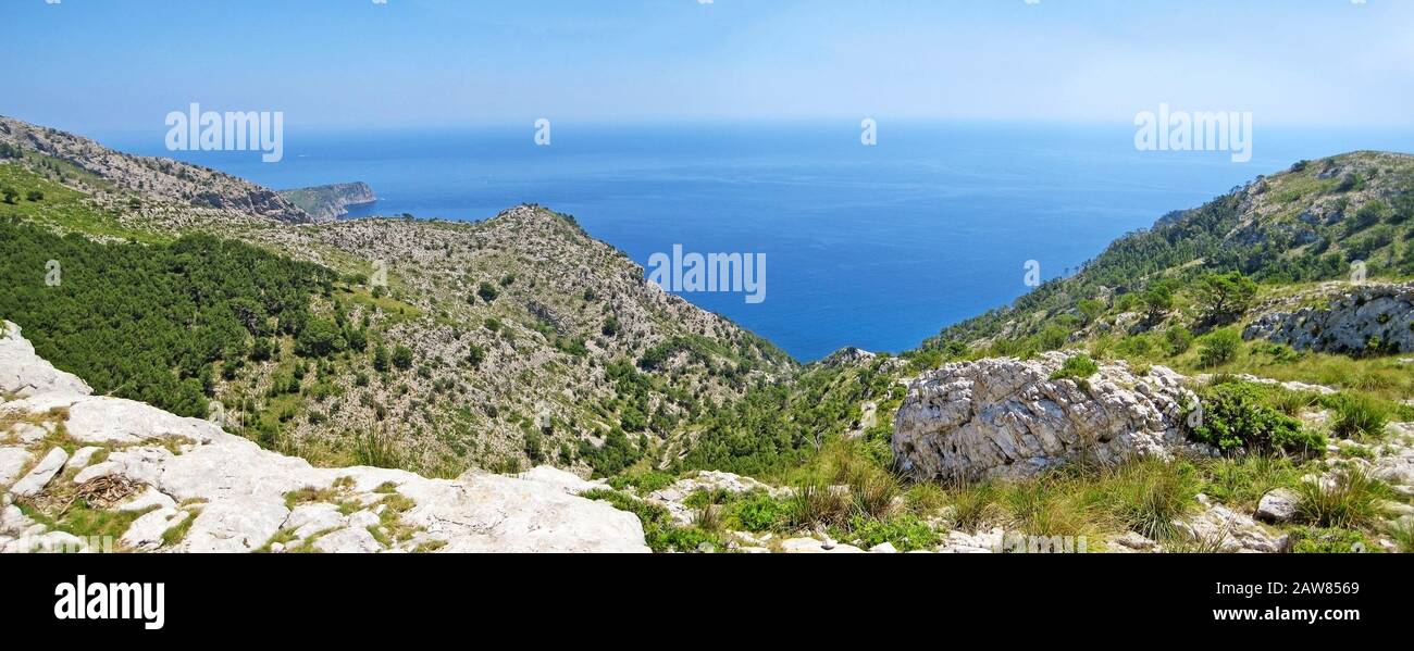 Mountain crest panorama with ocean view - view from peninsula Victoria ...