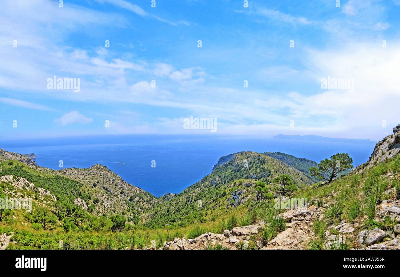 Mountain crest panorama with ocean view - view from peninsula Victoria ...