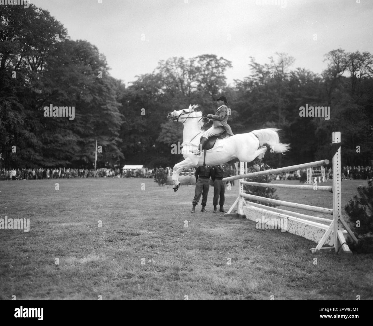 Wig maker hi-res stock photography and images - Alamy