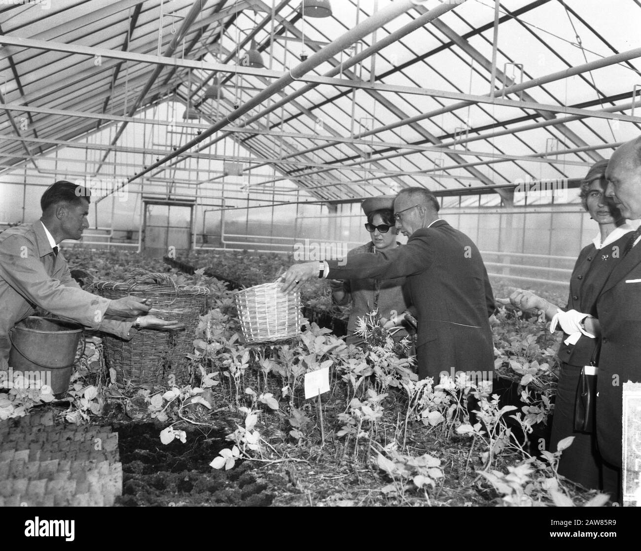 22 04 01 Black and White Stock Photos & Images - Alamy