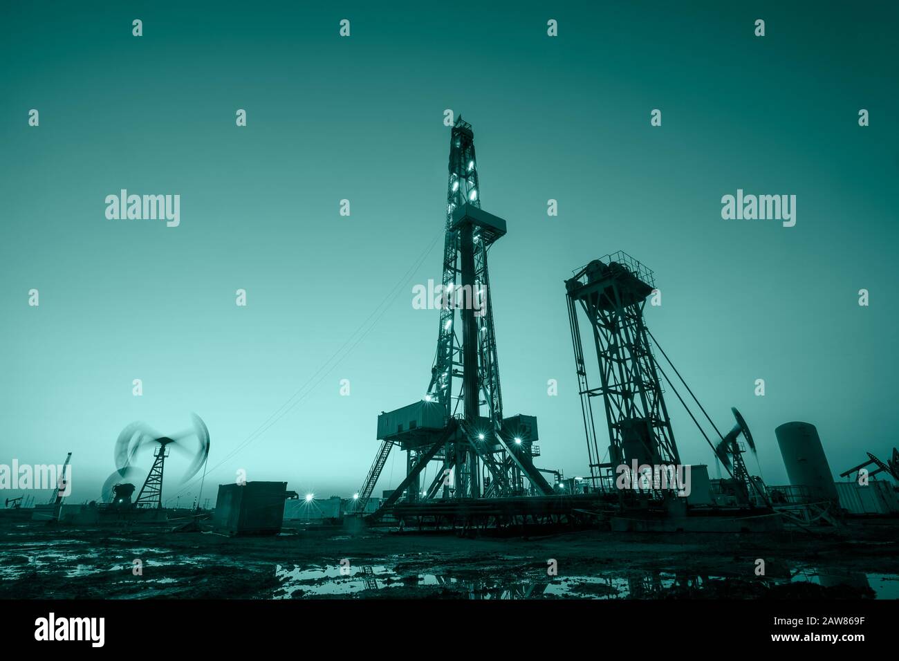 oilfield derrick at night Stock Photo - Alamy