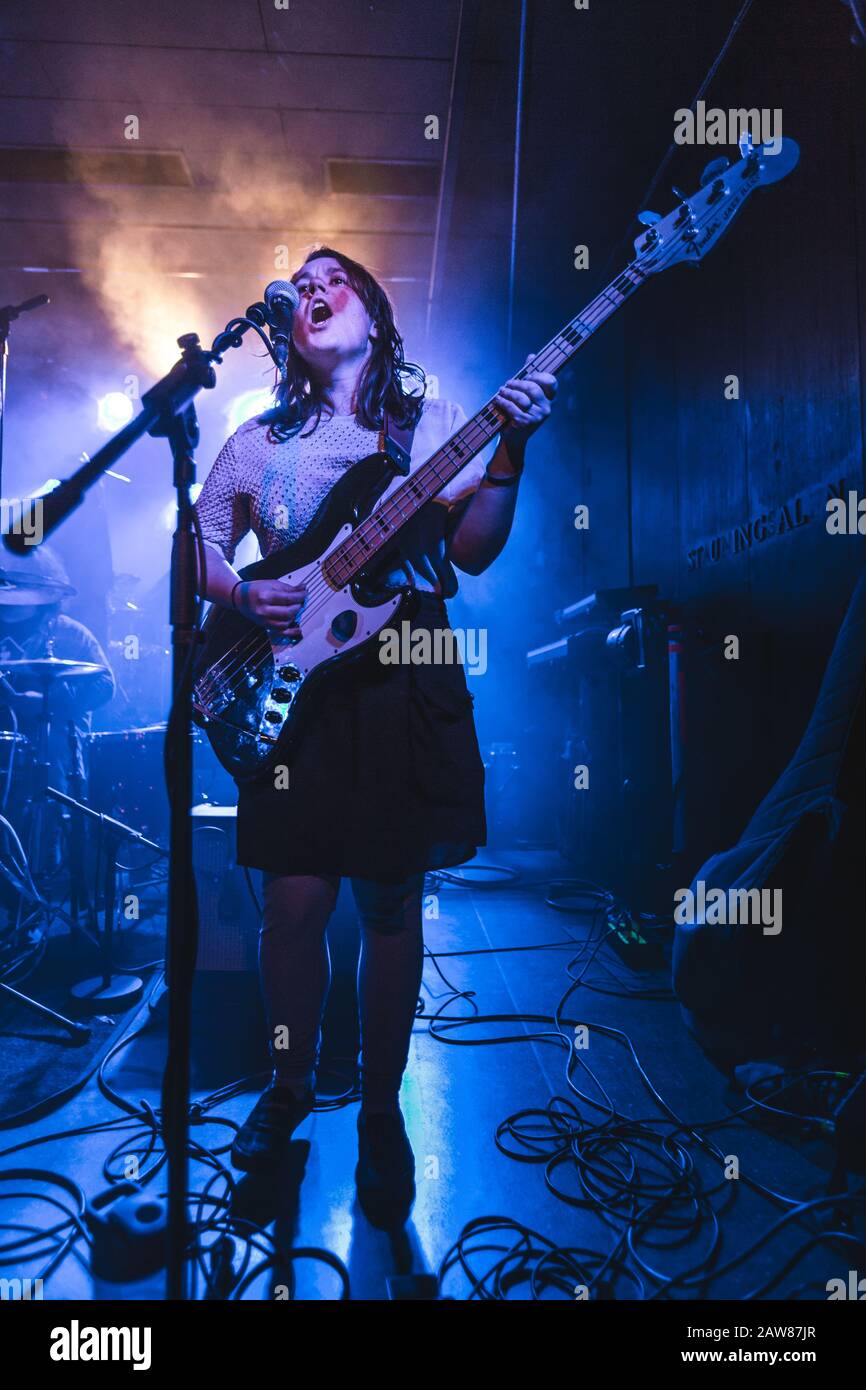 Bent knee singer hi-res stock photography and images - Alamy
