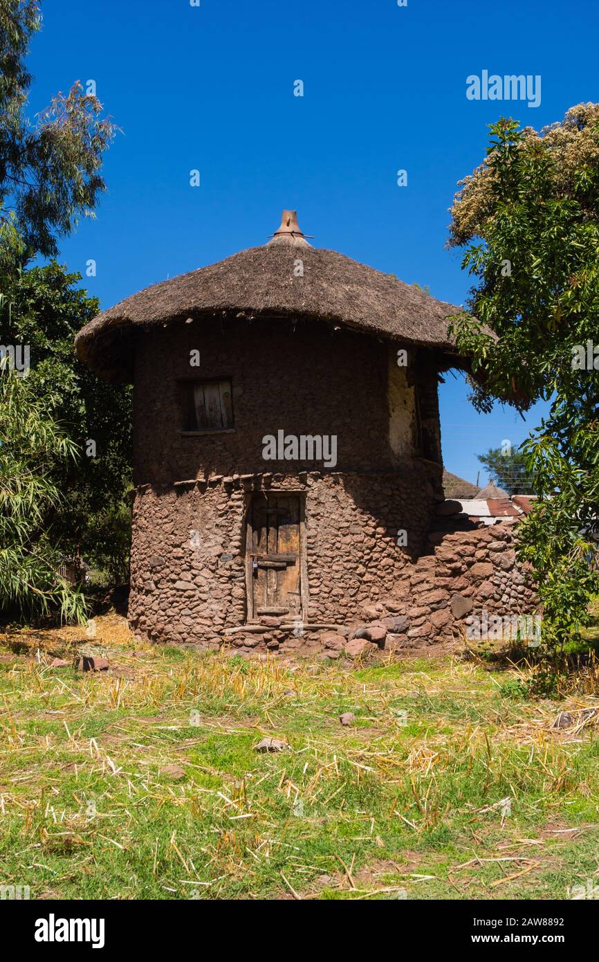 Traditional african mud house grass hi-res stock photography and images ...