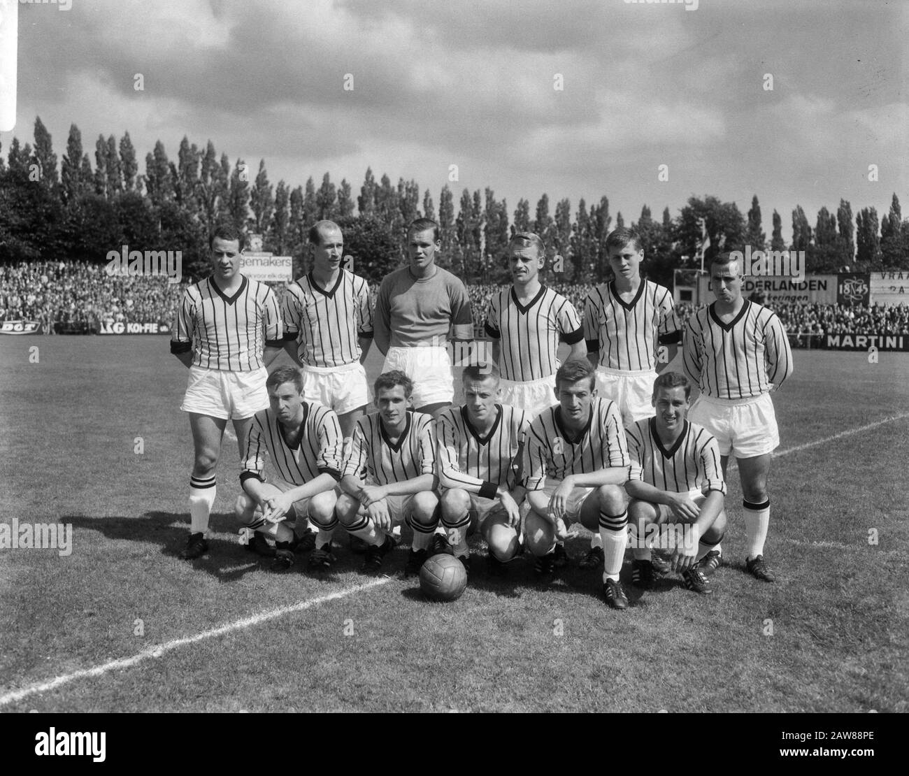 Standing van ireland vesters hi-res stock photography and images - Alamy