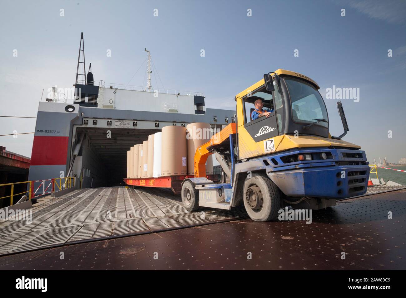 Unloading a cargo ship Stock Photo - Alamy