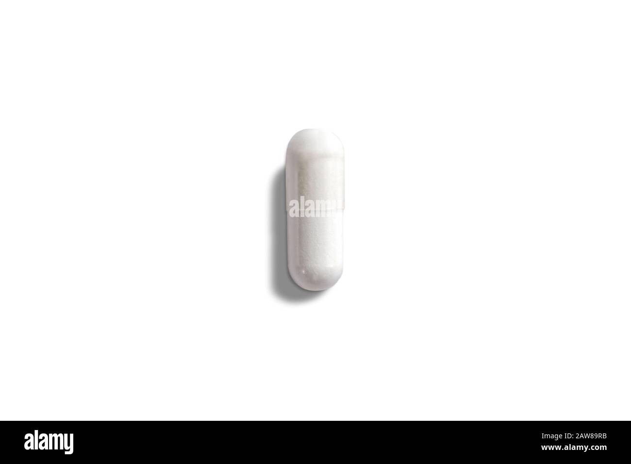 White capsule, isolated on wtite background. Healthcare medicine ...