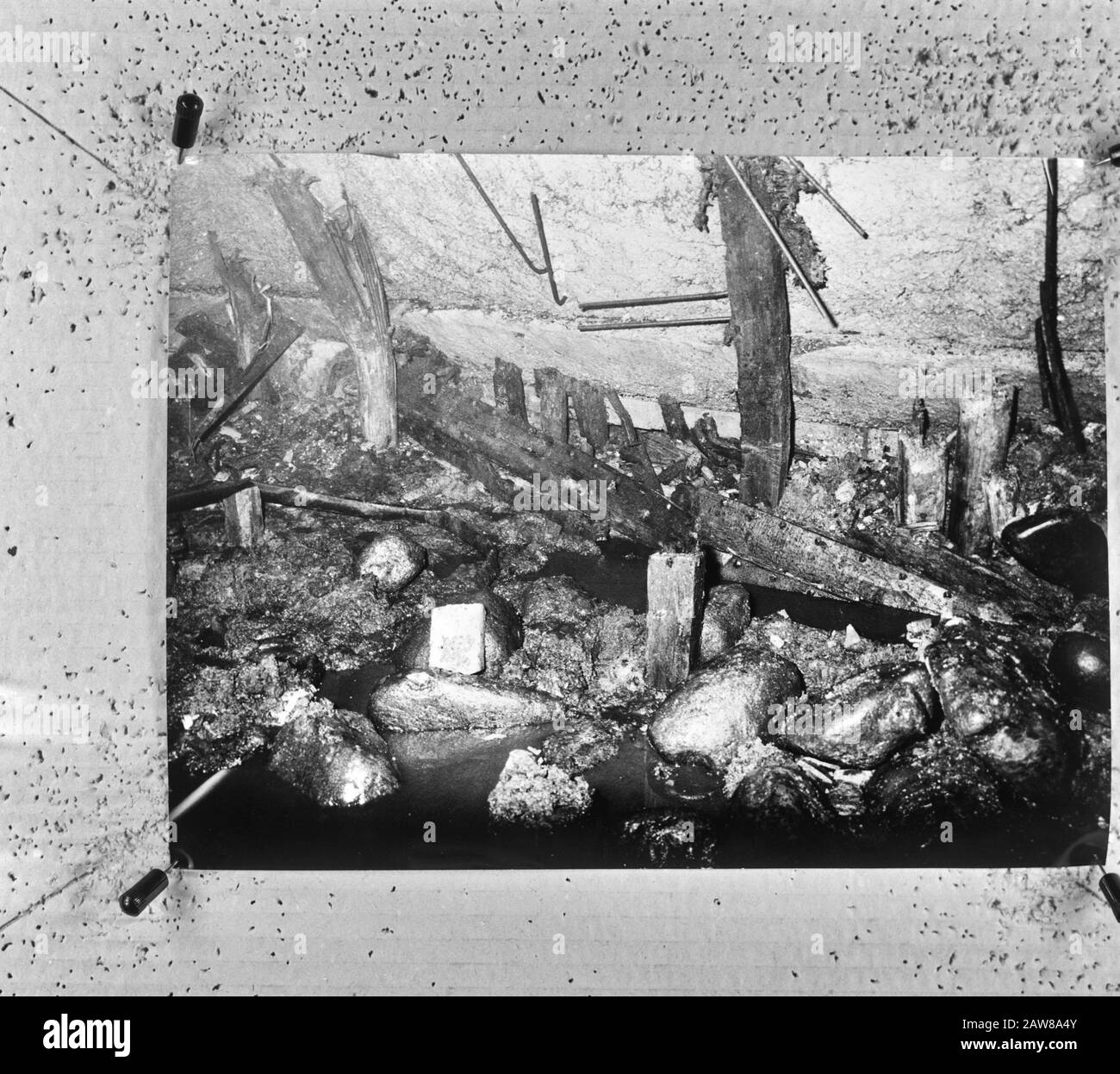 Ships under caisson hi-res stock photography and images - Alamy