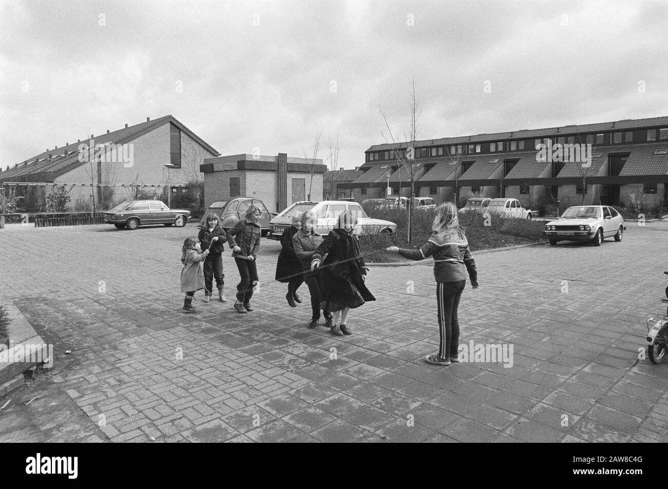 Lekkerkerk - toxic substances in soil; children playing Molenwerf Date ...