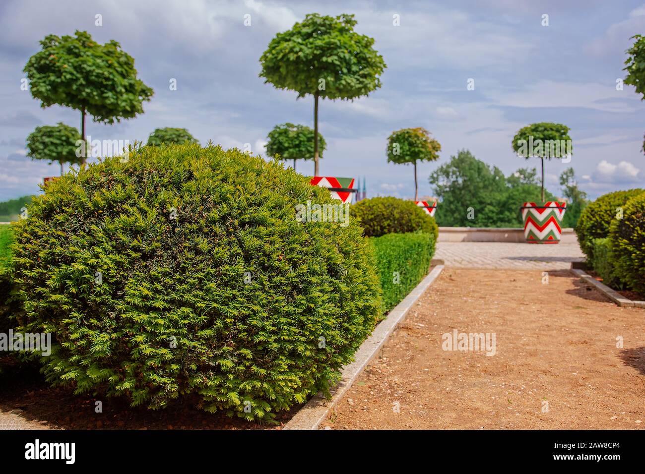 Castle gardens in front of Royal Castle in Warsaw, saxon facade Poland ...
