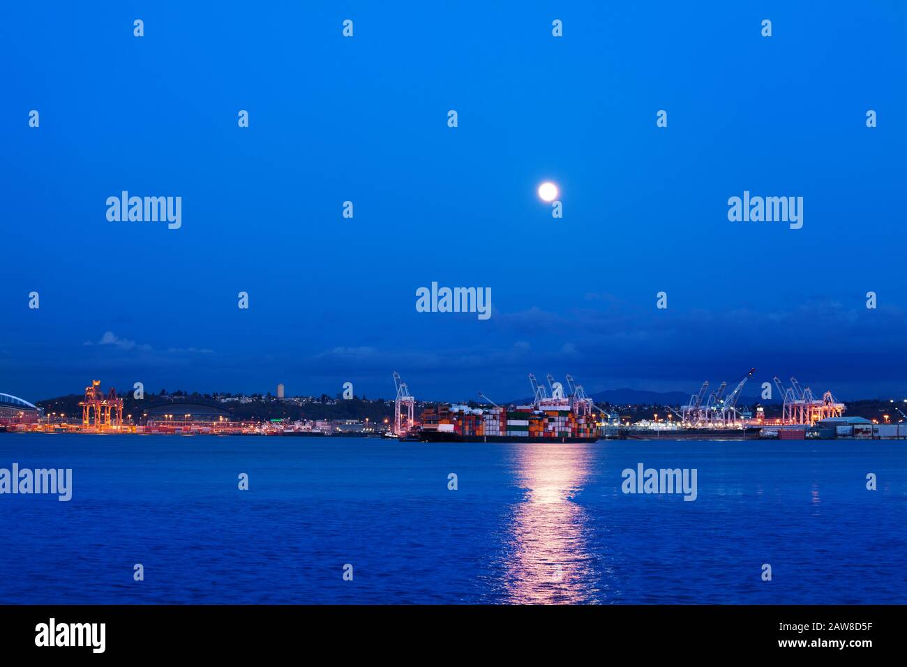 Panoramic view downtown seattle port hi-res stock photography and ...