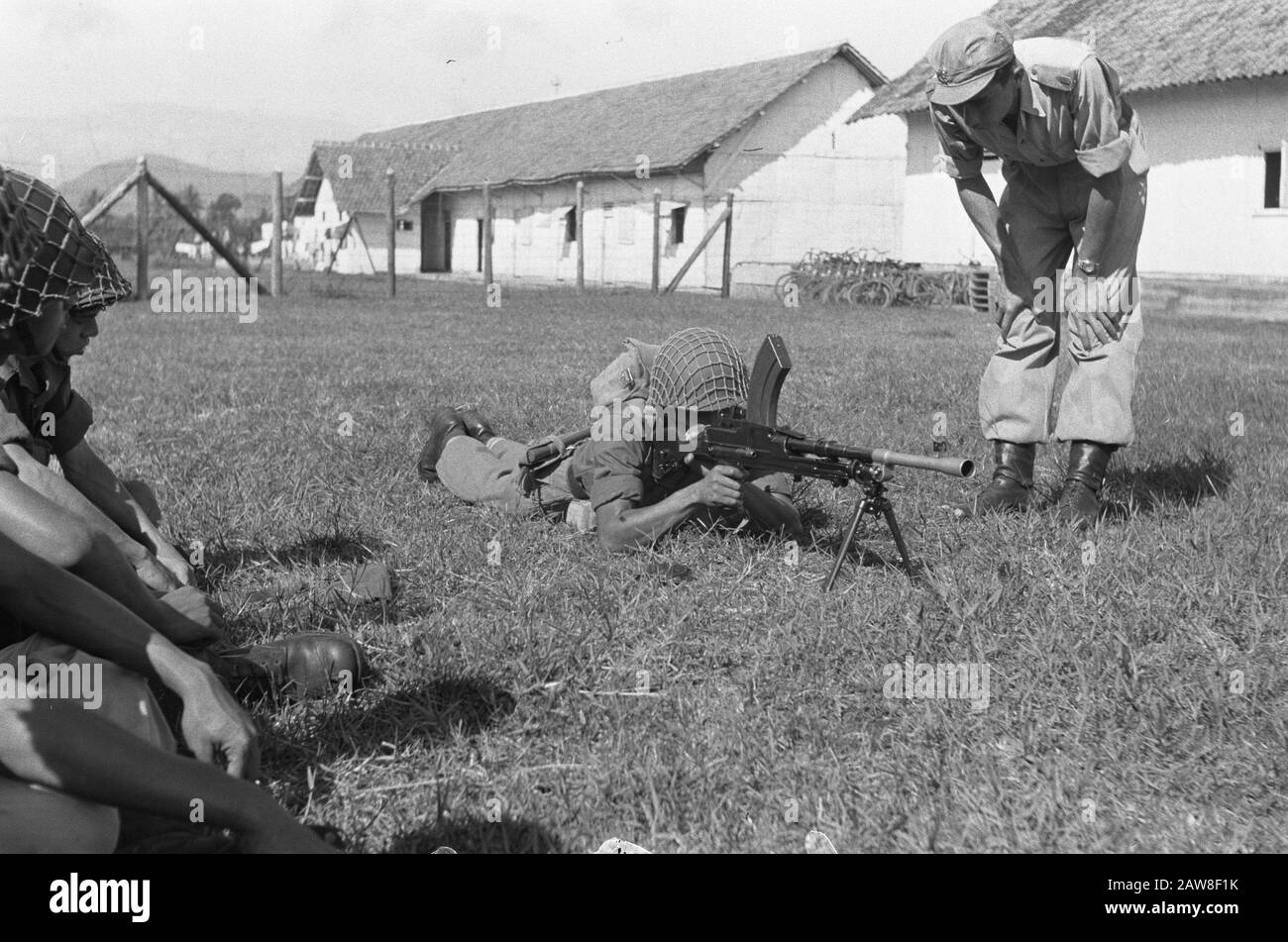 Instruction of the Federal Army to Tjimahi [exercise with Bren gun ...