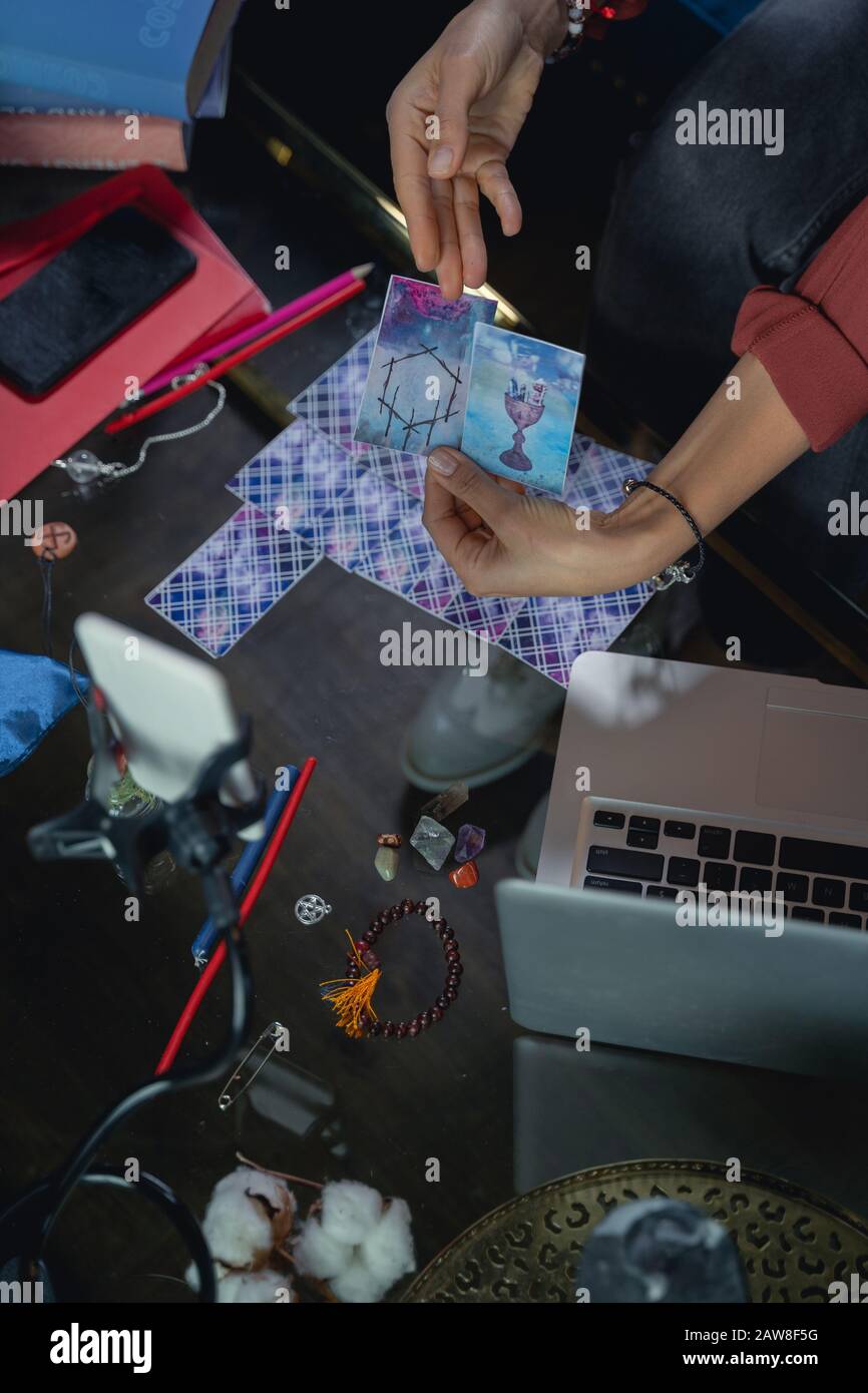 Fortune-teller explaining the basics of card reading Stock Photo - Alamy